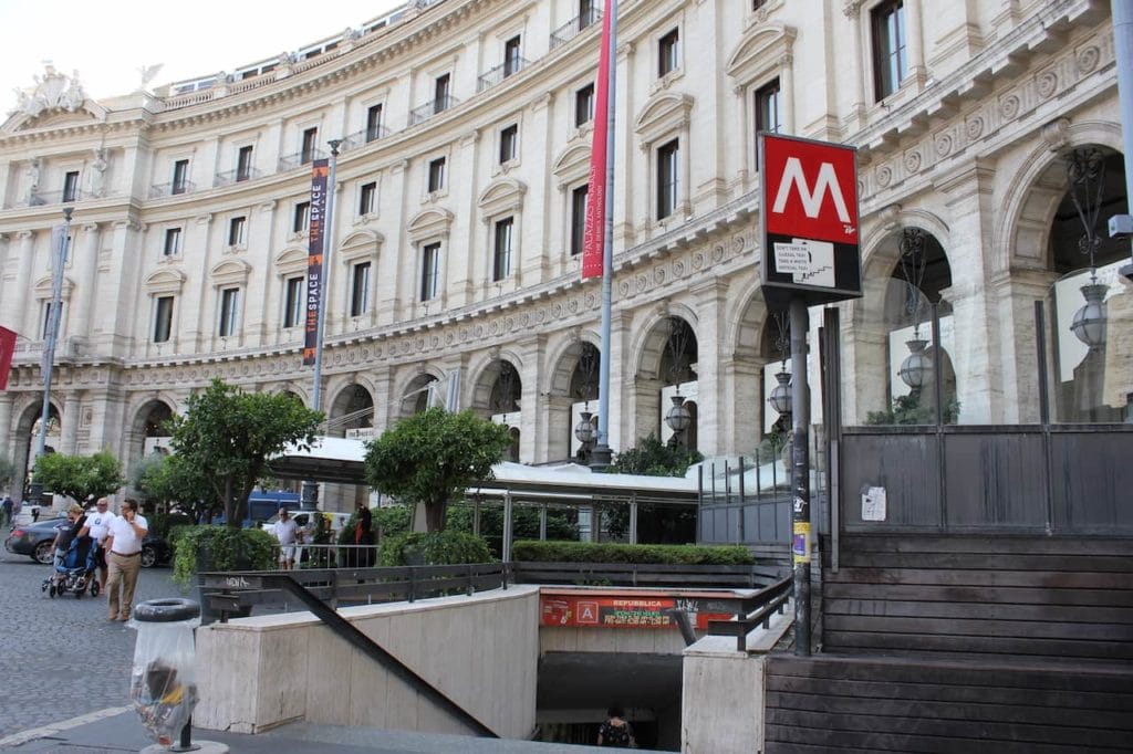 Where is the Colosseum located ? - Get there with Public Transport